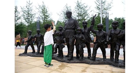 Радио Китай ЦК на ККП призова партийните кадри да продължават да се учат от примера на Лей Фън