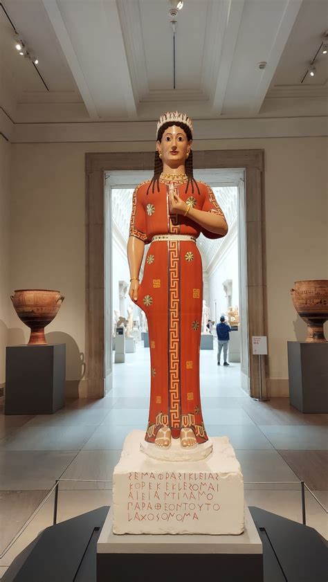 화려하게 색칠된 그리스 조각상