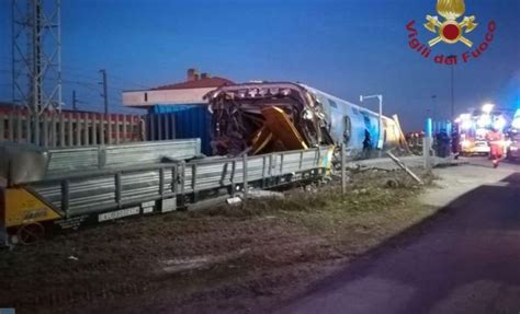 Двајца загинати и триесетина повредени откако воз излета од шини во Италија Кајгана