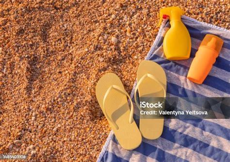 비치 타월에 다양한 자외선 차단제와 비치 슬리퍼 세트 자외선 차단용 화장품 텍스트를 위한 위치입니다 모래에 대한 스톡 사진 및