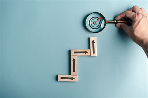 비즈니스 성장 성공 달성 개념 계단 계단 또는 사다리로 나무 블록 쌓기를 손으로 배열하거나 개발 리더십 및 고객 대상 그룹을 계획합니다 감독상에 대한 스톡 사진 및 기타