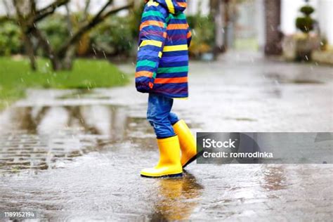 Närbild På Barn Som Bär Gula Regnstövlar Och Promenader Under