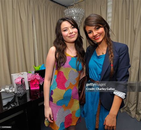Actresses Miranda Cosgrove And Victoria Justice Pose At Miranda News