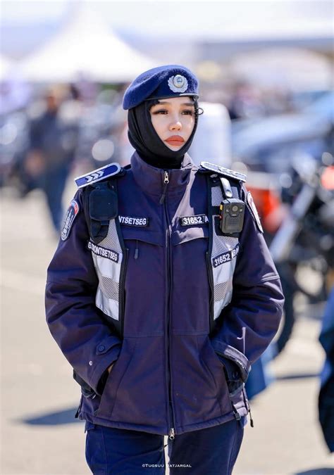 Ж Иргэний сэтгэгдэл А Бямбаа Эмч цагдаа хуульч гээд Төрийн албаны дүрэмт хувцастай эмэгтэй