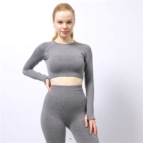 7 Tips For How To Wear Crop Tops With Belly Fat