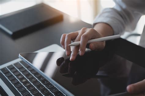 디지털 태블릿을 사용하는 여성 화면을 터치하고 노트북 컴퓨터에서 작업하는 여성 사무실 테이블에서 인터넷 서핑 온라인 작업 비즈니스 및 기술 인터넷 네트워킹 E러닝 개념에