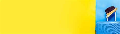 다채로운 수하물 또는 파란색과 노란색 파스텔 배경 여행 모자와 가방에서 크리스마스와 새 해 이벤트 개념에 대 한 웹 배너 여행 액세서리 가방에 대한 스톡 사진 및 기타