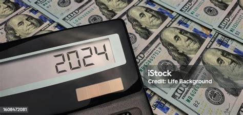 2024년 새해 돈은 테이블과 계산기에 행으로 배치됩니다 백그라운드에서 미국 달러 지폐 0명에 대한 스톡 사진 및 기타 이미지 0명 2024년 경기 침체 Istock