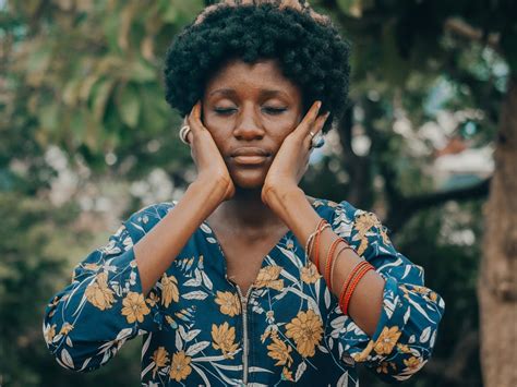 감은 눈 개인 스타일 고요한 귀걸이 꽃무늬 드레스 나무 낮 노란 꽃 라이프스타일 마음가짐 명상 문화 민족 전통의 블루 드레스 아름다움 아프리카