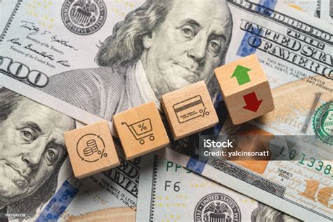 달러 더미에 나무 큐브의 인플레이션과 가격 인상을 보여주는 아이콘이 있는 인플레이션 증가 개념 비즈니스에 대한 스톡 사진 및 기타 이미지 Istock