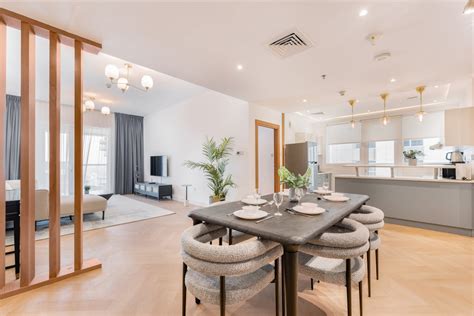 Tv 가구 개방형 개념 거실 거주 공간 고급 아파트 깨끗한 디자인 널찍한 다이닝 룸 도시 생활 도시 아파트 디자인 미니멀리스트 밝은 부드러운 색