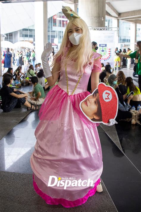 현장포토 만화 찢고 나왔어시즈니 센스 가득 코스튬 디스패치 뉴스는 팩트다