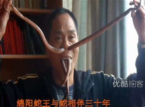 គួរឲ្យញញើត សត្វពស់ ចូលតាម រន្ធច្រមុះ និង ចេញតាមមាត់ បុរសម្នាក់នេះ មានវីដេអូ Khmerload