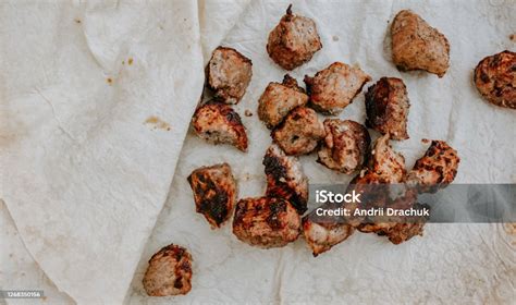 돼지고기 송아지 고기 고기 튀김얇은 흰 피타 빵에 놓여 있습니다 가금류에 대한 스톡 사진 및 기타 이미지 가금류 건강한 식생활 고급 요리 Istock