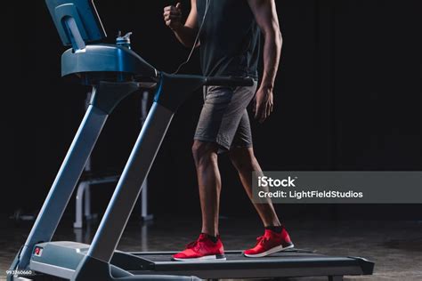 디딜 방 아에 훈련 하는 이어폰에 아프리카계 미국인 남자의 자른된 샷 건강한 생활방식에 대한 스톡 사진 및 기타 이미지 건강한 생활방식 근육질 체격 남성 Istock