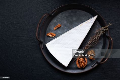 음식 컨셉 프렌치 소프트 브리 치즈 소박한 철판 에 블랙 슬레이트 스톤 배경 복사 공간 0명에 대한 스톡 사진 및 기타 이미지 0명 건강한 생활방식 건강한 식생활