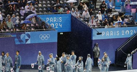 태극기 흔들며 개회식장 들어서는 대표팀 [파리 2024]