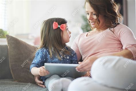 Showing My Mom How It Works 이미지 474812562 게티이미지뱅크