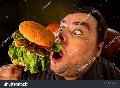 1171件の「overweight Man Eating Fast Food Sitting」の画像、写真素材、ベクター画像