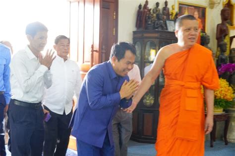 អភិបាលខេត្តកណ្ដាល ប្រគេនអង្ករ ៩តោន ទេយ្យទាន និងបច្ច័យ ១០លានរៀល ដល់សម្ដេចព្រះពោធិវ័ង្ស