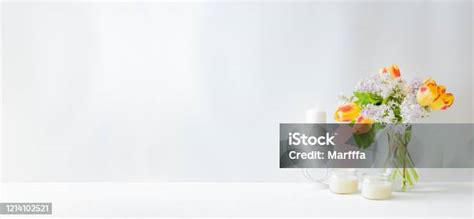 장식 요소와 홈 인테리어 밝은 배경에 꽃병에 노란색 튤립과 라일락의 가지 0명에 대한 스톡 사진 및 기타 이미지 0명 가정 생활 가정의 방 Istock