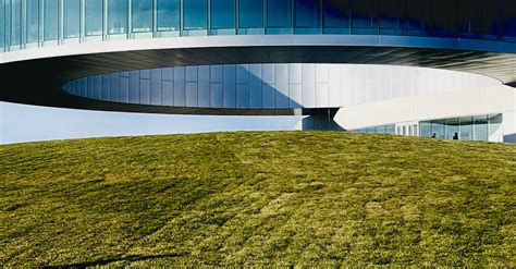 건물 외장 건축 혁신 건축적 경이 공공 건물 기술 설계 기하학적 설계 낮의 풍경 높은 구조 도시 건축 독특한 아키텍처 둥근 구조 미니멀리스트 빌딩 미래