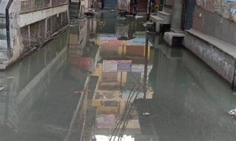 हरौला के मैन रास्ते गली नंबर 2 में नाली का पानी की निकासी ना होने के चलते सड़कों पर फैलता है