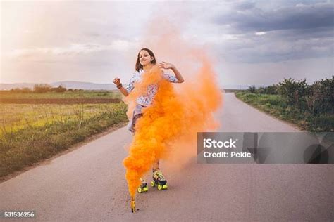 여자아이 스케이팅 둘러싸여 오랑주 채색기법 연기 유탄 백인종에 대한 스톡 사진 및 기타 이미지 백인종 십대 소녀 거리