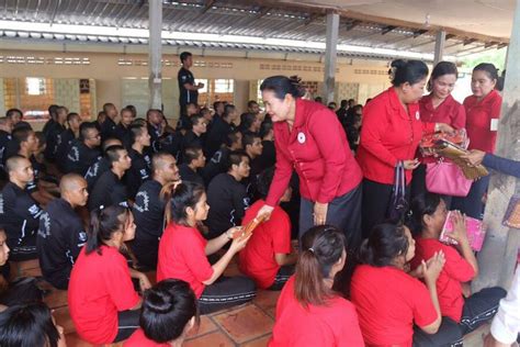 អភិបាលខេត្តបន្ទាយមានជ័យ អប់រំ យុវជនជាប់សារធាតុ ញៀនមណ្ឌលជីវិតថ្មីភ្នំបាក់ ត្រូវប្រឹង ប្រែងកែប្រែ