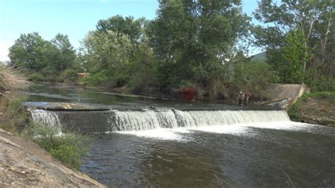 Oштетена гумената брана за наводнување на оризовите површини кај кочанското село Грдовци