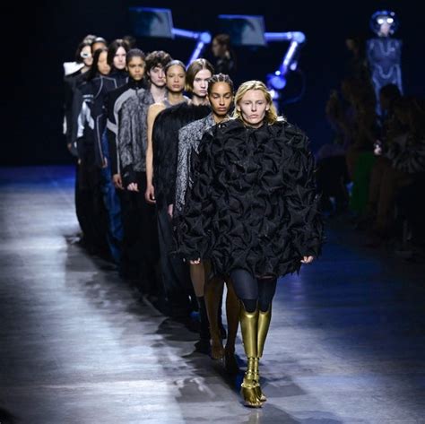Lauren Wasser Fashions Girl With The Golden Legs” Is Making History