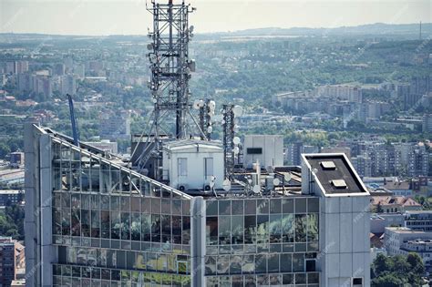 5g 광대역 셀룰러 네트워크 송신기 통신 타워 무선 통신 개념을 위한 건설 복사 공간이 있는 맑고 푸른 하늘 배경 프리미엄 사진