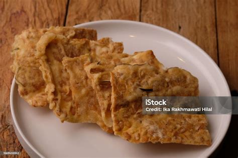 케리픽 템피 템페 칩은 템페를 얇게 썬 다음 쌀가루 코코넛 밀크 향신료로 튀긴 전형적인 인도네시아 스낵입니다 인도네시아 음식 흰색 세라믹 접시에 담겨 제공됩니다 크리픽