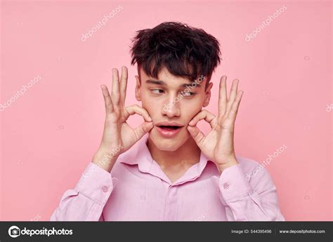 Красивий хлопець жести з руками емоції зачіска мода рожевий фон незмінний — Стокове фото