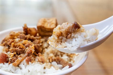 대만 유명 음식찐된 돼지고기와 쌀에 튀긴된 두 부 간장 조 림 돼지고기 쌀 대만 음식 대만 길거리 음식 갈색에 대한 스톡 사진 및 기타 이미지 Istock