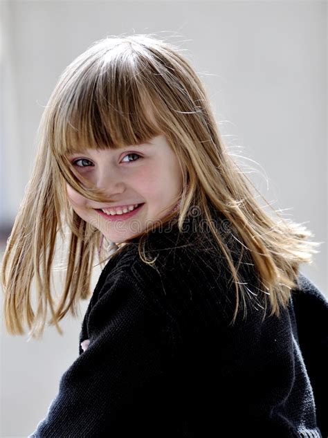 Muchacha Sonriente Del Litle Imagen De Archivo Imagen De Mirando