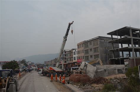 广西贺州一挖掘机拆楼时房体楼面突然倒塌 司机被压身亡中国青年网