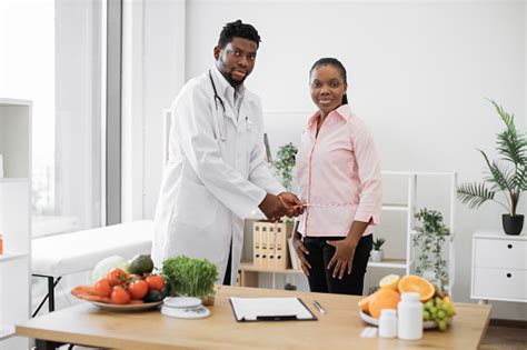 실내에서 고객의 허리에 측정 테이프를 사용하는 전문가 20 24세에 대한 스톡 사진 및 기타 이미지 20 24세 25 29세 건강 진단 Istock