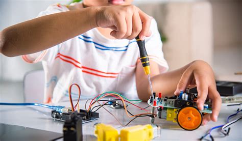 집에서 아두 이노 로봇 자동차 숙제 프로젝트를 조립하는 아시아 어린이 소년 4 5세에 대한 스톡 사진 및 기타 이미지 4 5