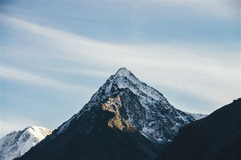 멋진 산 실루엣과 바위에 황금 햇살과 눈 덮인 뾰족한 봉우리와 맑은 풍경 햇살에 눈이 내리는 꼭대기가 있는 산 햇빛에 아름 다운 뾰족한 절정 0명에 대한 스톡 사진 및 기타