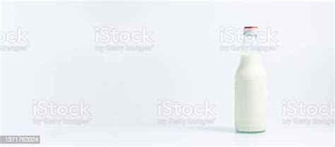흰색 배경에 우유 병유리 병에 신선한 우유와 클리핑 경로와 흰색 배경에 빈 고립 0명에 대한 스톡 사진 및 기타 이미지 0명 3차원 형태 가득 찬 Istock