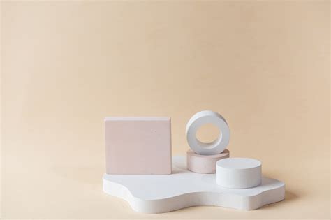 베이지 색 배경에 흰색 연단 템플릿 프리젠 테이션 제품을 조롱 파스텔 색상은 기하학적 형태로 구성을 스타일화했습니다 최소한의 개념 제품 모형 Fashion Show에 대한