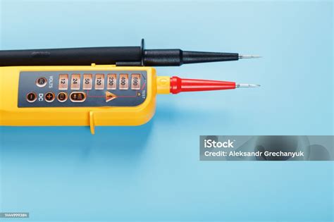 파란색 배경에 전기 회로의 전압을 단계별로 표시하는 노란색 테스터 0명에 대한 스톡 사진 및 기타 이미지 0명 검사 보기