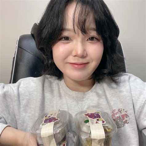 Gosoo 유튜버 고수 중국 메이크업에 과한 필터 낭낭하게 넣고 수건케이크 먹기ㅋㅋ수건케이크 한 입 먹을 때 마다 입