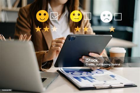 고객 서비스 평가 개념입니다 사업가 누르는 얼굴 미소 이모티콘 쇼 태블릿과 스마트폰에서 가상 화면에 가상현실에 대한 스톡 사진 및 기타 이미지 Istock