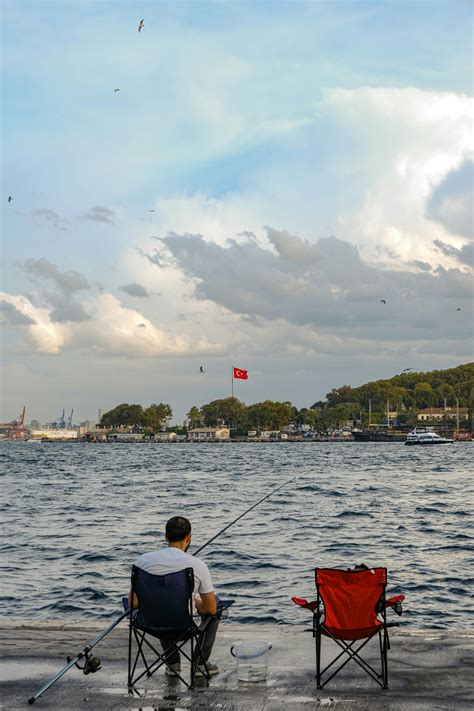 집 밖의 강가 고요한 고요함 기댄 낚시 낚시 라이프스타일 낚시 활동 낚시터 낚싯대 난간 남자 뒷모습 라이프 스타일 사진 레저 무 다냐 바다