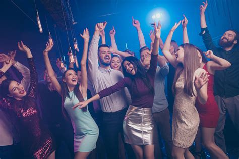 귀여운 세련 된 트렌디 한 사람들 천년 기쁘게 콘텐츠 닫기 눈 재미 재미 펑키 이동 인상 손 드레스 드레스 정장 아름 다운 잘 생긴 실내의 초상화 군중에 대한 스톡 사진 및