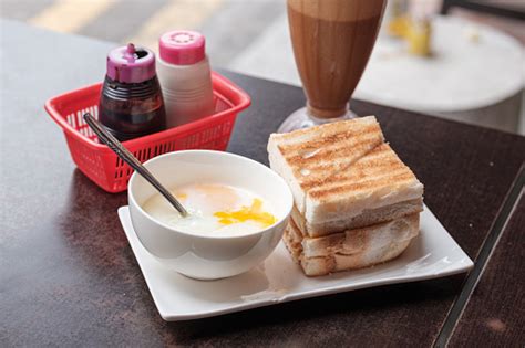 카야 토스트 커피 빵 반 삶은 달걀 싱가포르 아침 식사 계란 설탕 코코넛 밀크로 만든 현지 잼을 곁들인 아이스 커피와 빵 토스트 0명에 대한 스톡 사진 및 기타 이미지