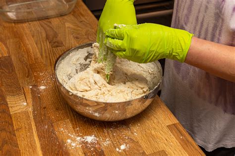 금속 그릇에 나무 테이블 표면에 반죽을 만드는 녹색 장갑에 여성의 손의 보기를 닫습니다 식품 개념 배경 건강한 생활방식에 대한 스톡 사진 및 기타 이미지 Istock