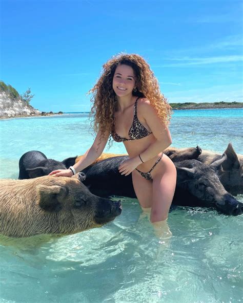 Sofie Dossi 04 14 2021 • Celebmafia